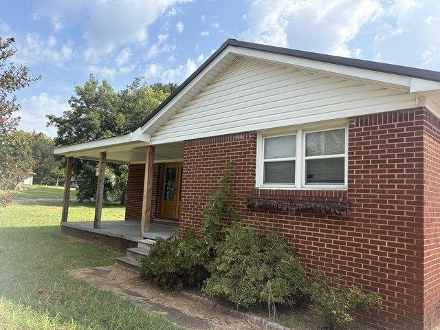 1211 Woodmont Dr, Tuscumbia, AL 35674