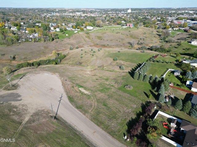 1211 11th Ave SW, Jamestown, ND 58401