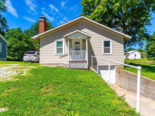 1211 4th St, Boonville, MO 65233