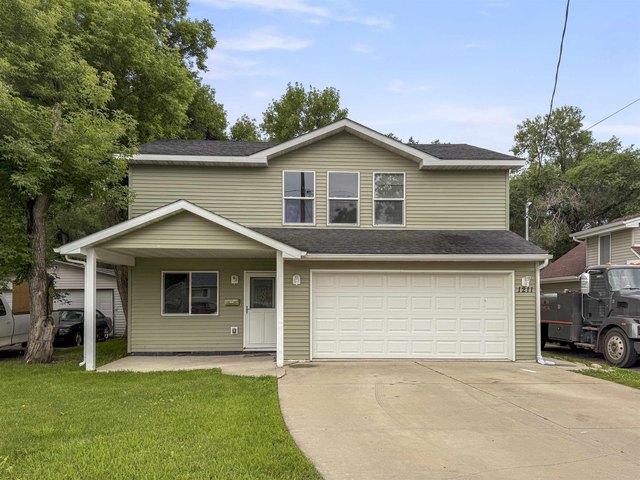 1211 5th Ave, Minot, ND 58703