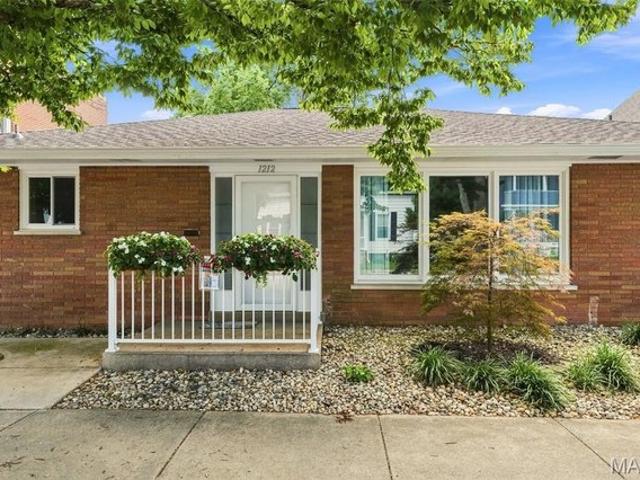 1212 Main St, Highland, IL 62249