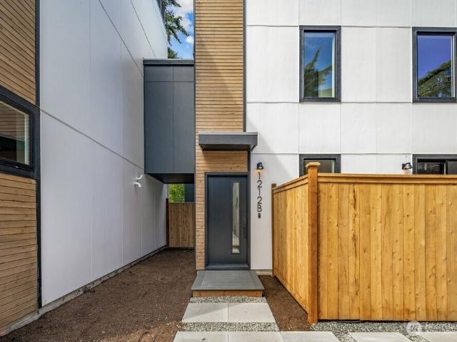 1212 B NE 100th Street
