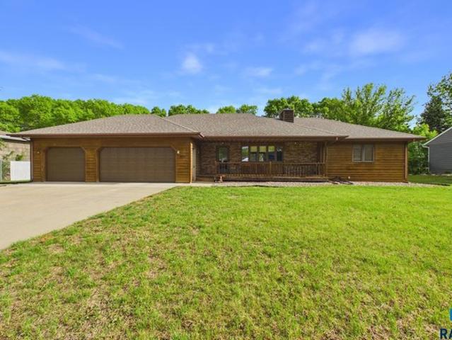 1212 E Fleetwood Cir, Brandon, SD 57005