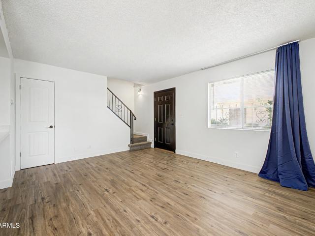 1212 e lawrence lane