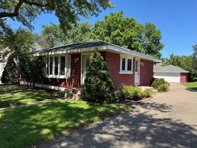 1212 Sugar Ln, Chaska, MN 55318