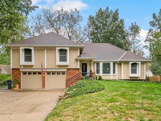 1212 S Lennox Dr, Olathe, KS 66062