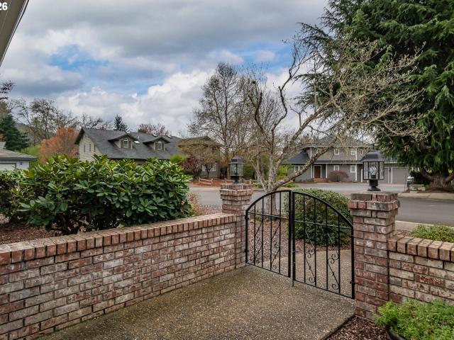 1213 nw riverfront dr