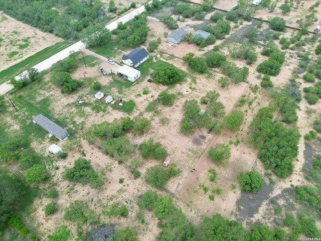 1213 County Road 1670, Moore, TX 78057
