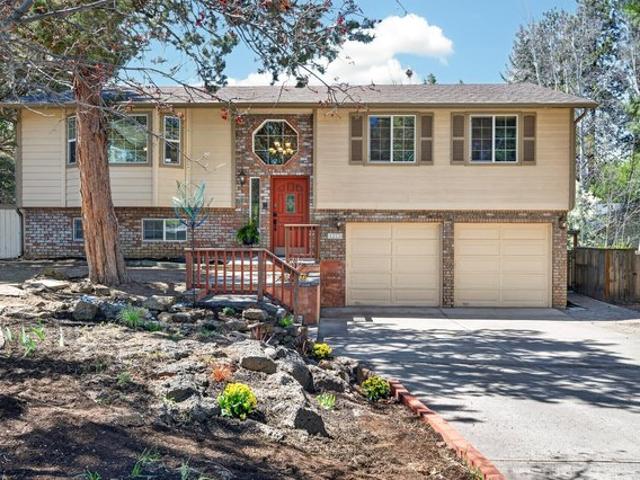 1213 SE Teakwood Dr, Bend, OR 97702