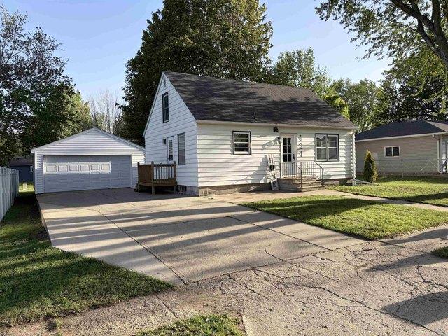 121 7th St SW, Sioux Center, IA 51250
