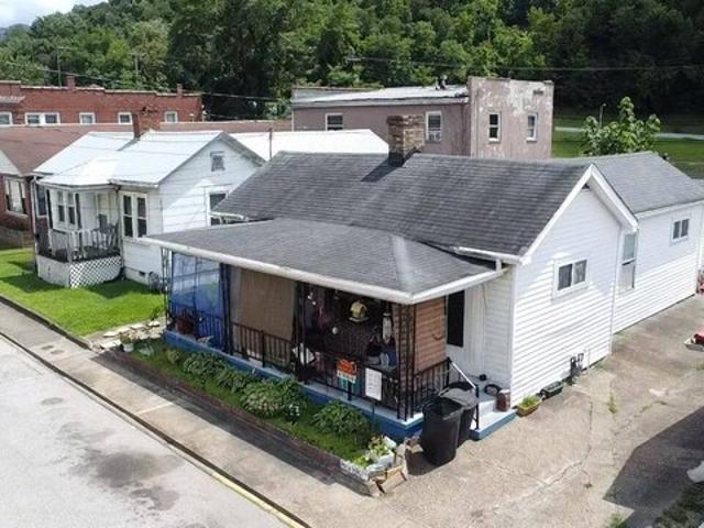 121 5th Ave, Montgomery, WV 25136