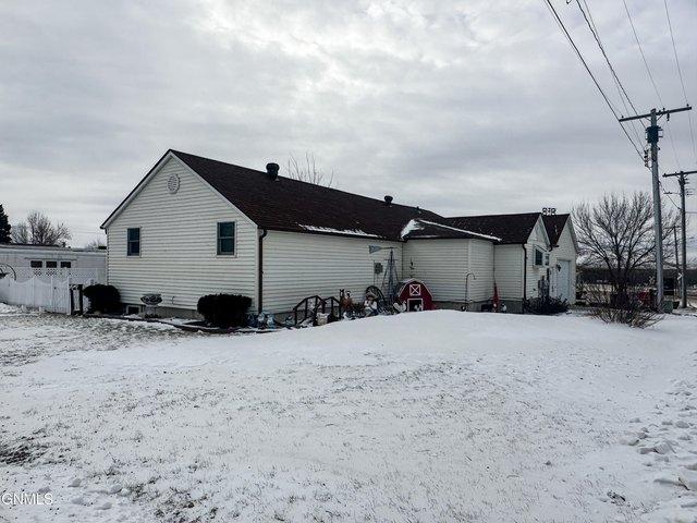 121 8th St, Washburn, ND 58577