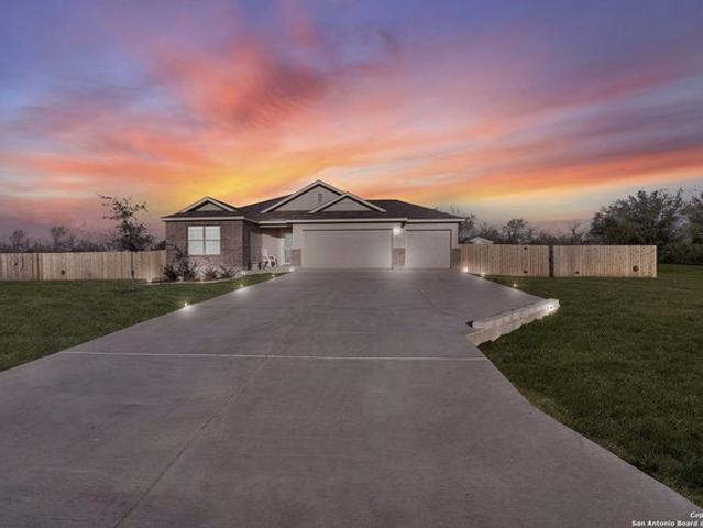 121 Cheyenne Dr, Floresville, TX 78114