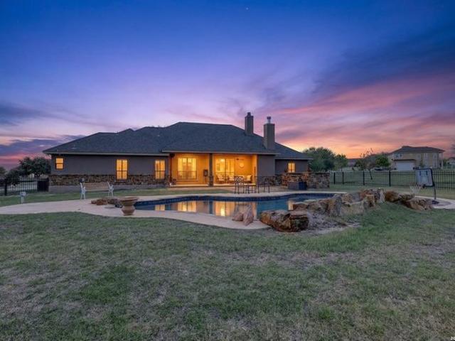 121 Abrego Mount Dr, Floresville, TX 78114