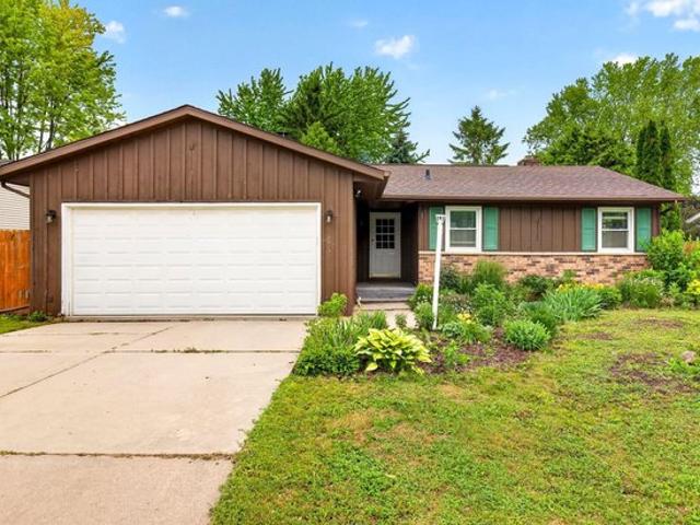 121 Alexander Dr, Neenah, WI 54956