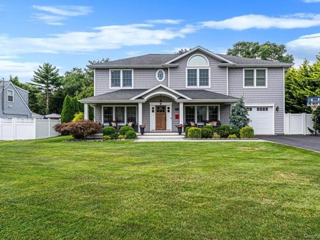 121 Bayway Ave, Bay Shore, NY 11706