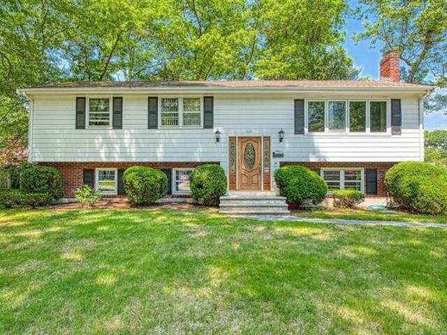 121 Bassick Cir, Stoughton, MA 02072