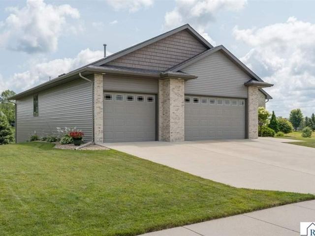 121 Grovebrook Dr, Mankato, MN 56001