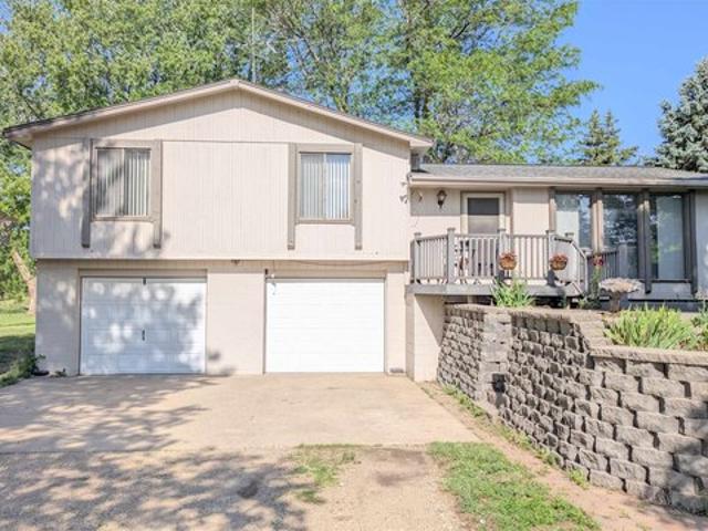 121 Dayton Ln, Tabor, SD 57063