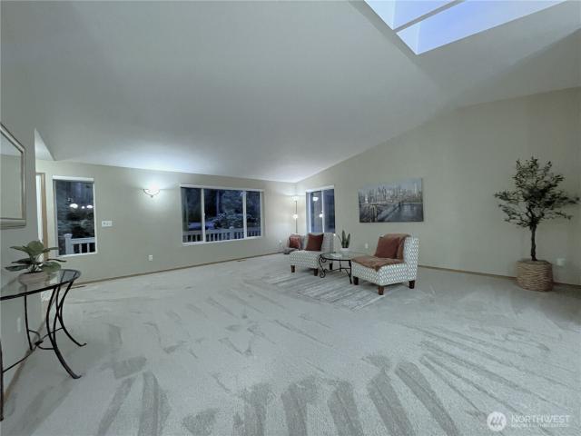 121 E Country Club Drive E