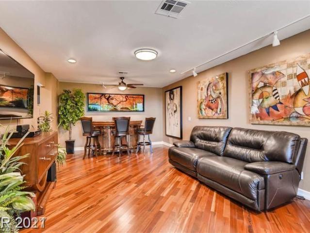 121 E Mulberry Drive