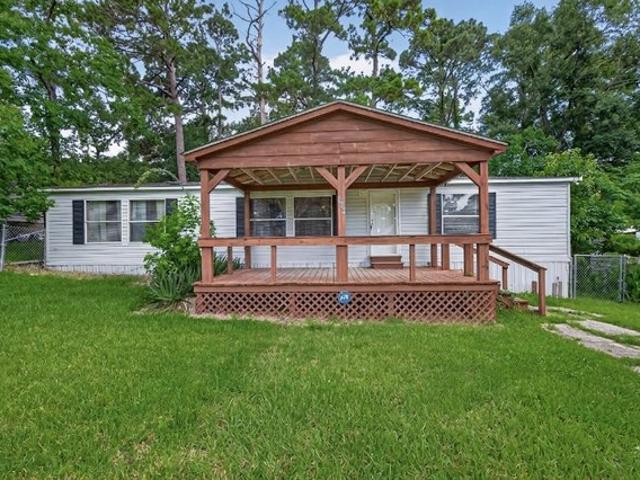 121 E Oak Shadows, Onalaska, TX 77360