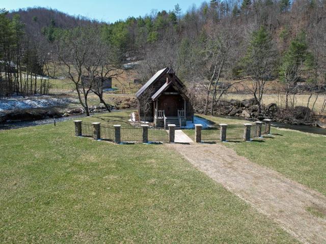 121 Kanawha Ridge Rd
