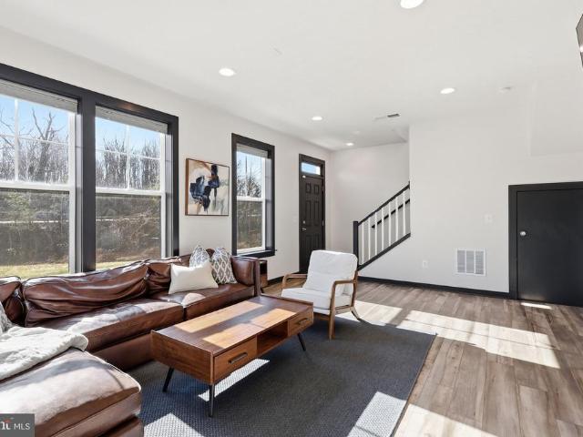 121 Kinross Lane