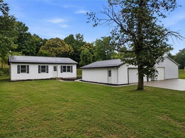 121 Kyle Rd, Valencia, PA 16059