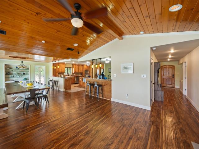 121 Holiday Lane