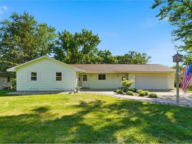 121 Hillcrest Dr, Belle Plaine, MN 56011