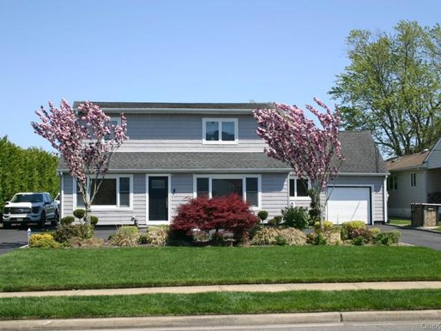 121 Ocean Ave, Massapequa, NY 11758