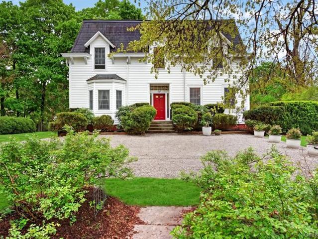 121 Old Glenham Rd, Fishkill, NY 12524