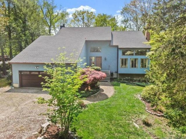 121 Lakewood Dr, Fairfield, CT 06824