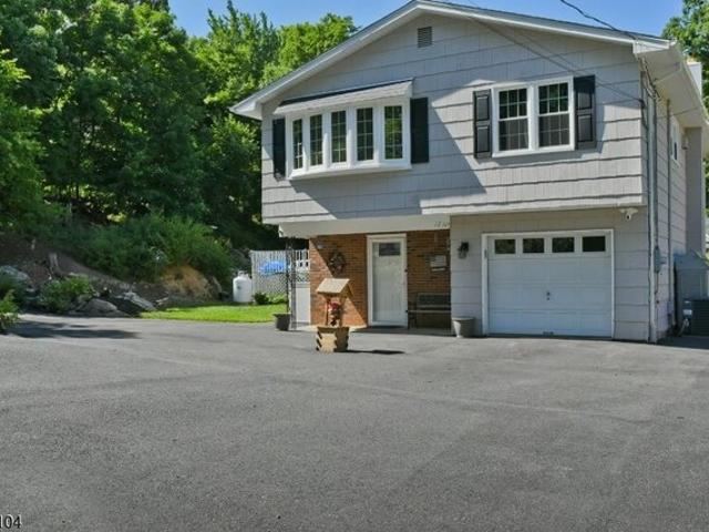 121 Leland Trl, Hopatcong, NJ 07843