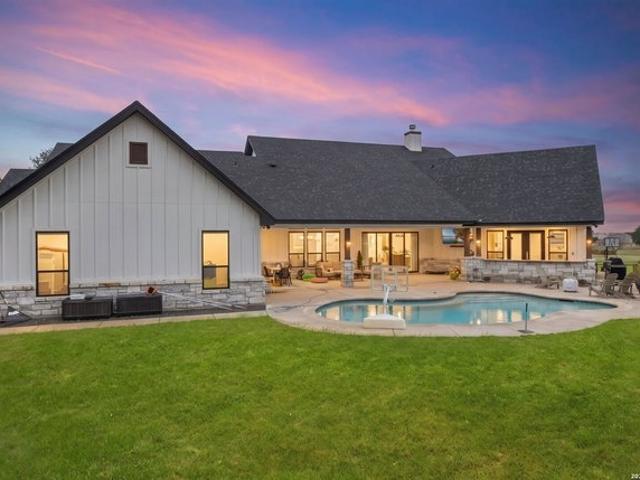 121 N Tranquility Dr, La Vernia, TX 78121