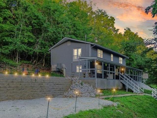 121 N Cedar St, Grafton, IL 62037