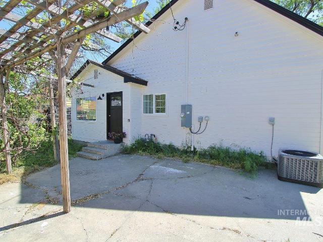 121 NW 2nd St