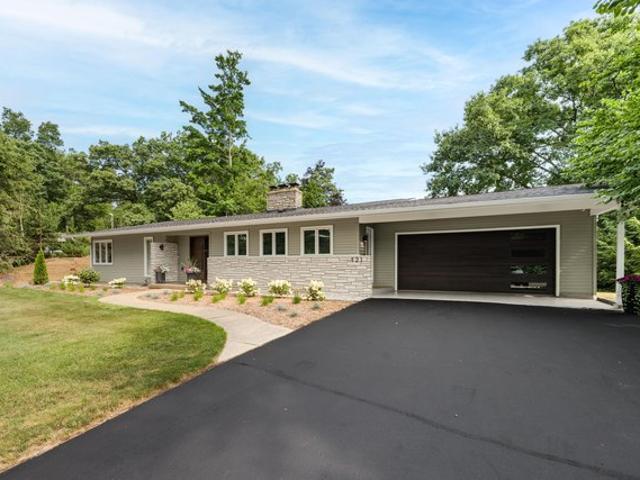 121 S Lake Doster Dr, Plainwell, MI 49080
