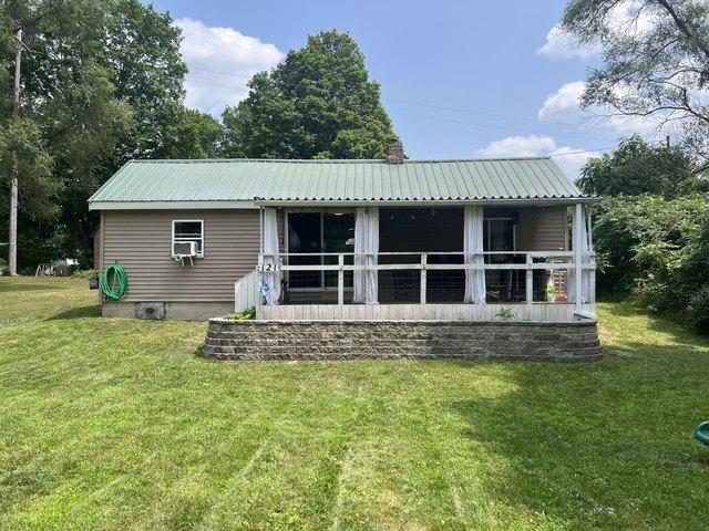 121 S Muenscher St, Howard City, MI 49329