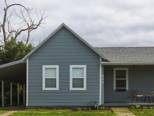 121 SE 5th St, Newton, KS 67114