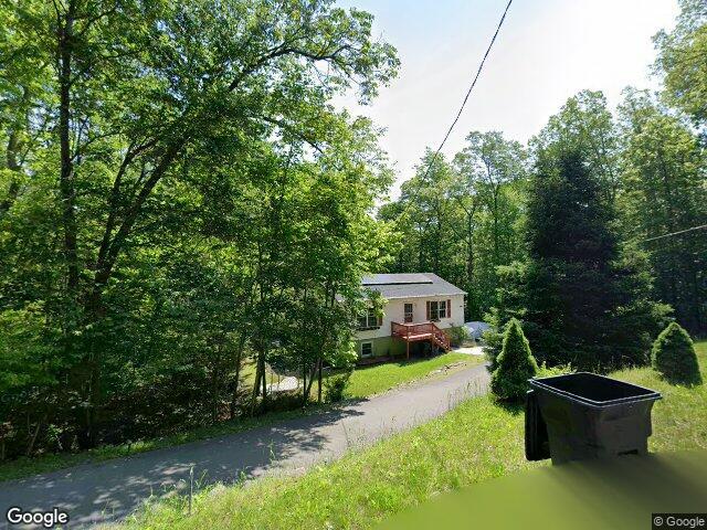 121 St Moritz Ct, Henryville, PA 18332