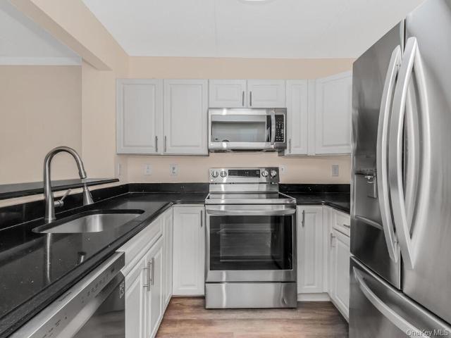121 Sunset Boulevard 10121