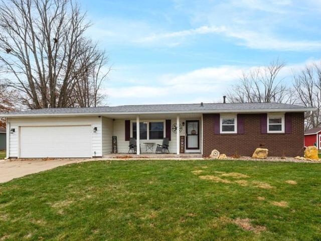 121 Park Lane Cir, Eldridge, IA 52748