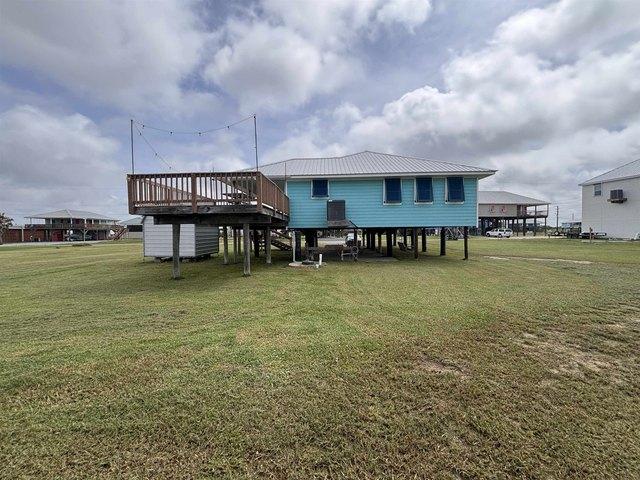 121 Peach St, Grand Isle, LA 70358