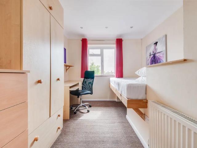 £121 p/w £524 pcm ⓘ The monthly or weekly payment required by the landlord. Read our glossary page Warwick Road, Canterbury