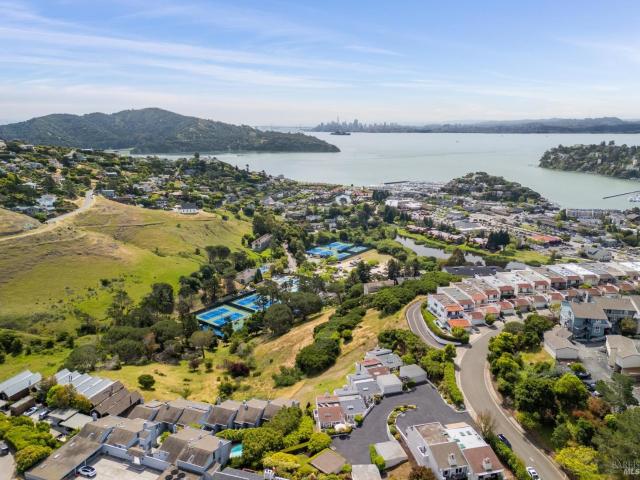 121 Red Hill Cir, Tiburon, CA 94920 | MLS #326032