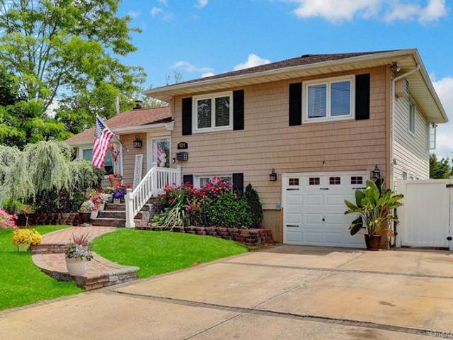121 W 15th St, Deer Park, NY 11729