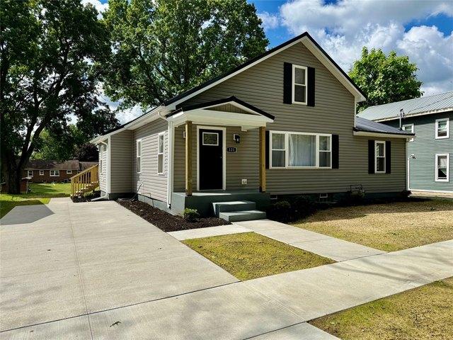 121 W 2nd St, Waterford, PA 16441