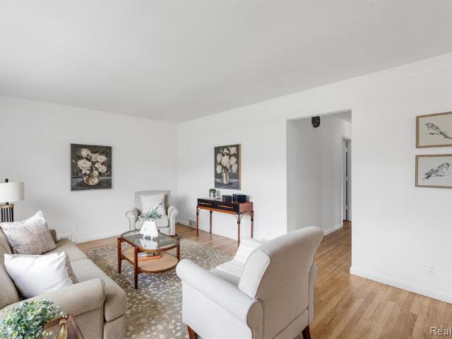 121 W Elmwood Avenue